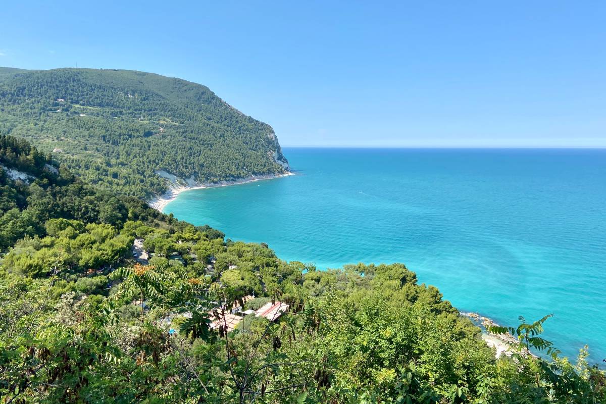 Come Visitare Il Conero In Bici A Piedi O Via Mare Spiagge it